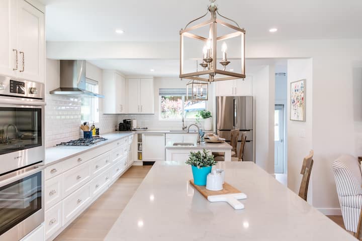 Charming Ranch Retreat W/ Hot Tub & Garden Oasis - Kelowna