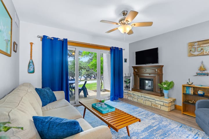 Charming Lakeside Condo - Moments To Lake Fun - Canyon Lake, TX