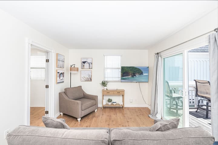 Upstairs Oceanfront Cottage W/ Balcony! - Newport Beach, CA