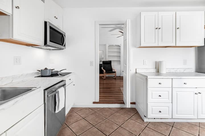 Fresh Light-filled Apartment - Los Angeles