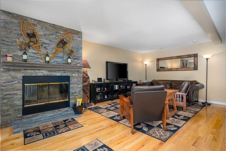 Mountaineer Retreat | Walk To The Lifts @ Mt.snow! - Mount Snow, VT