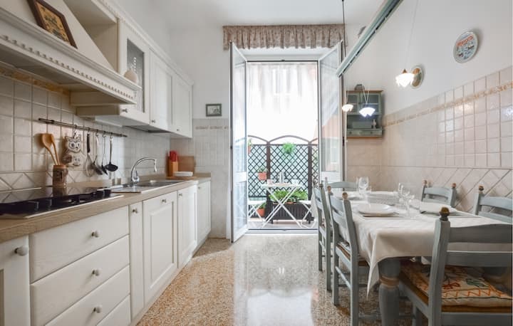 4 Bedroom Cozy Apartment In Genova - Ligurië