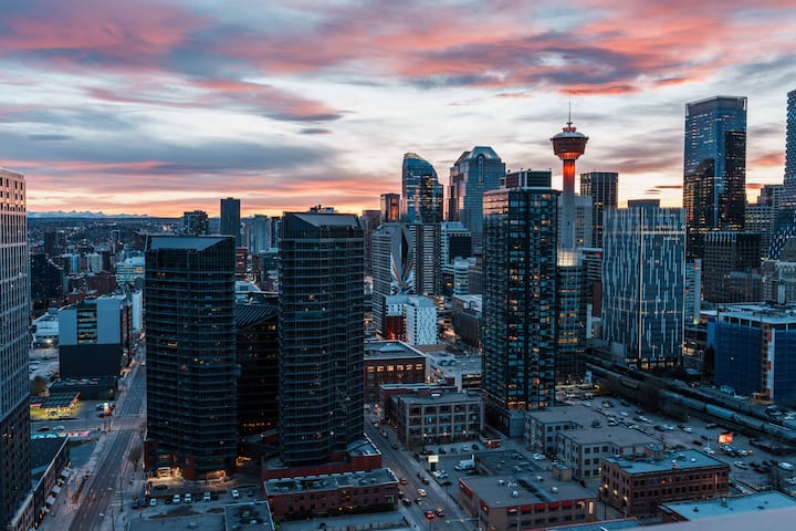 *Wow* Mountain & City Views From 31st Floor - Calgary