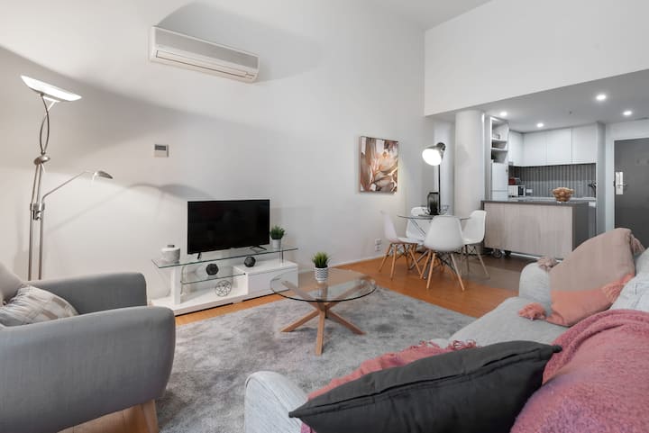 Famous Degraves Lane Stunner With Parking! - Melbourne