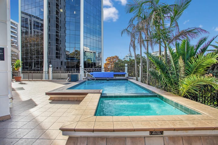 Greys Urban Escape With Spa, Pool, Gym & Park View - Auckland