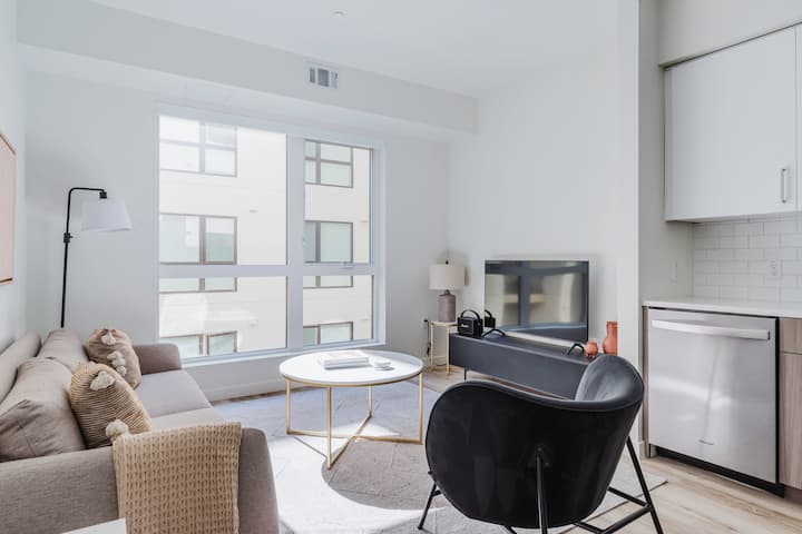 Blueground | Hayward, Pools & A/c, Nr Green Spaces - San Leandro, CA