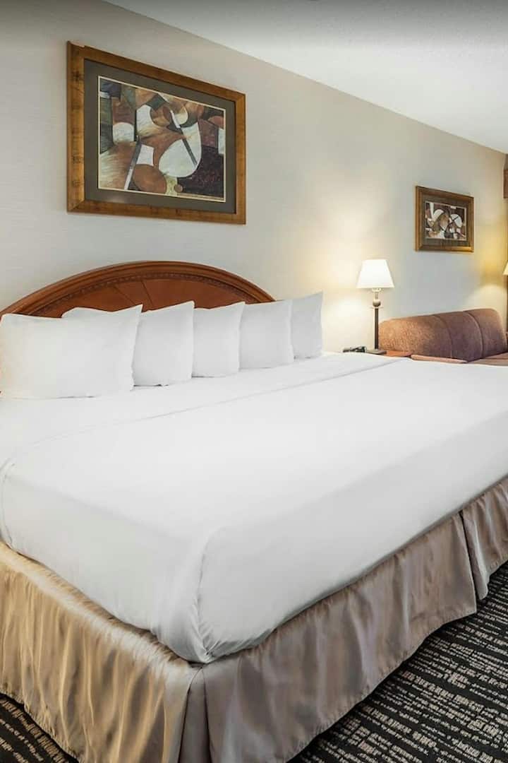 Walking Distance To Kansas State Capitol Building - Topeka, KS