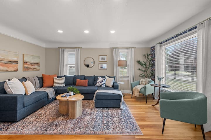 Parma Heights Family Retreat With Hot Tub - Parma, OH