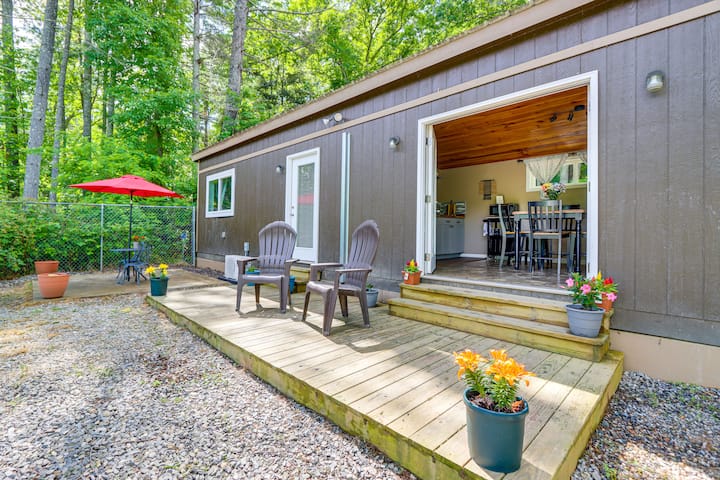 Cozy + Convenient Blairsville Cabin W/ Deck! - Blairsville, GA