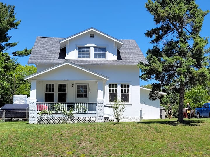 Oscoda Hilltop Haven - Great Location Near Beach! - Oscoda, MI