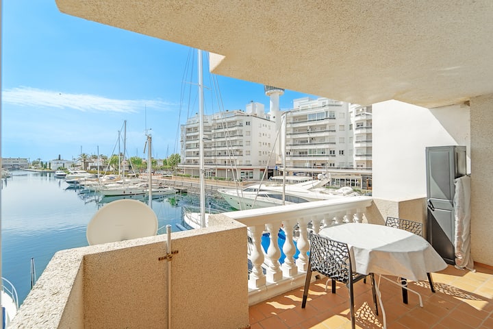 1br Apartment For 4 With Canal View & Wifi - Ampuriabrava