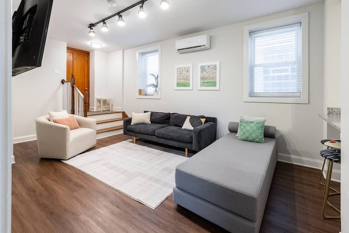 Modern Apt In Trendy Neighborhood W/ Free Parking - Chicago, IL