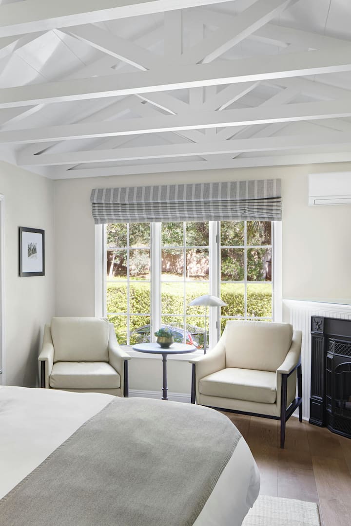 Small Sitting Area & In-room Fireplace - Napa, CA