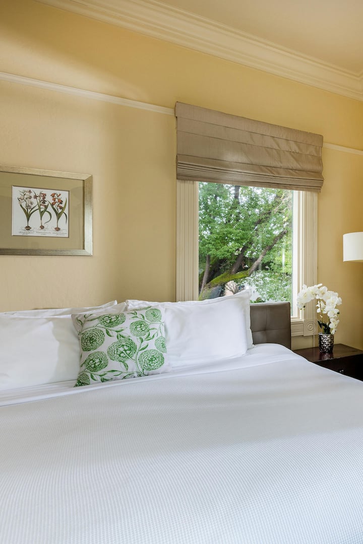 Spot-on Location Near Boutiques & Tasting Rooms - Healdsburg, CA