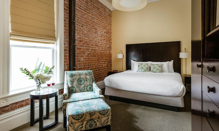 Jetted Tub And Semi-private Balcony - Healdsburg, CA