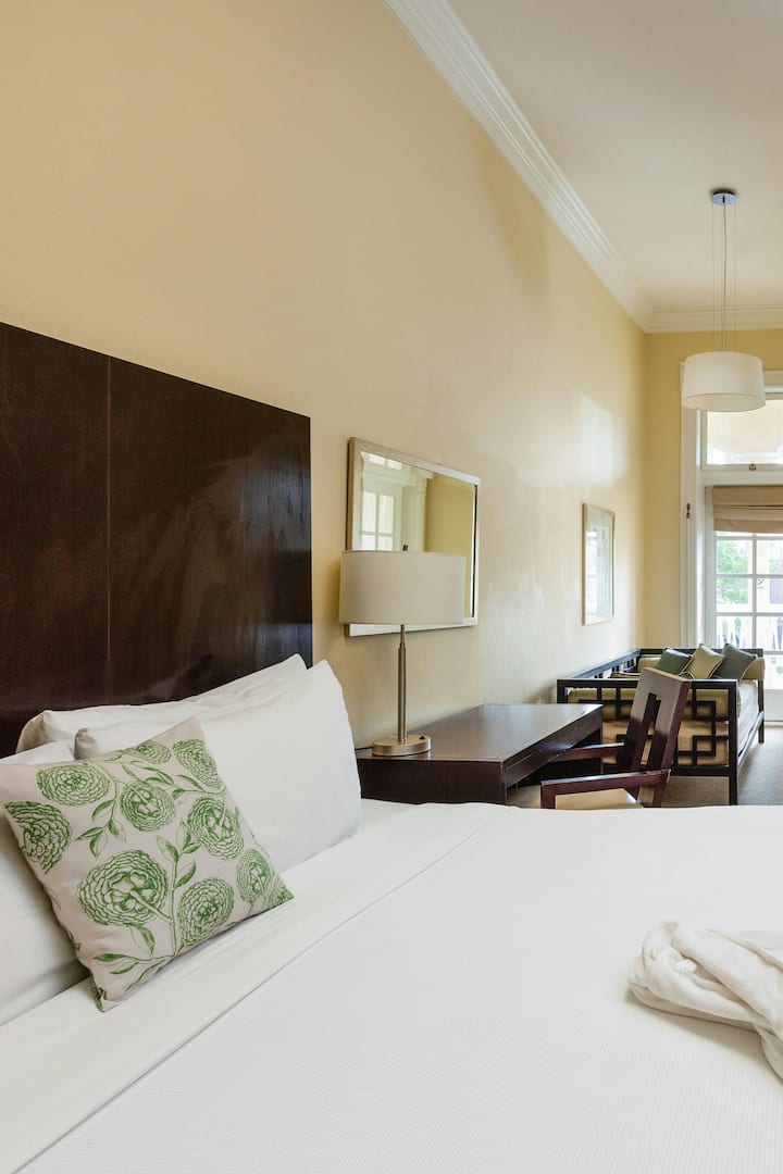 1901 Gem Right On The Charming Plaza - Healdsburg, CA