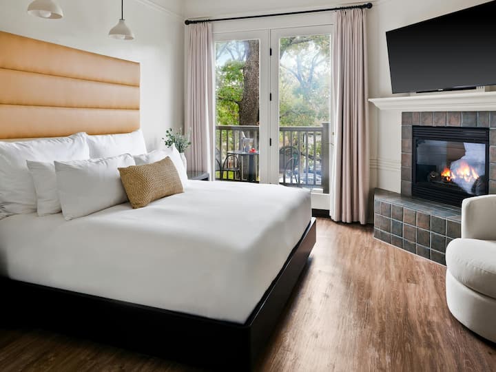 Inviting Queen Room With Accessible Features - Sonoma, CA