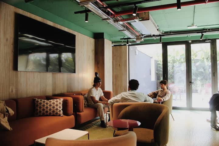 Students Only - Tower Studio A - El Masnou