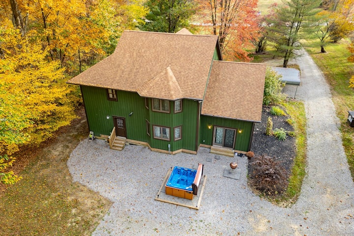 Story Time Retreat | Hot Tub Home Near Nashville - Brown County, IN