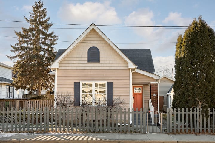 Sleek Modern Indy Home W/ Yard, Bbq & Easy Access - Indianapolis, IN