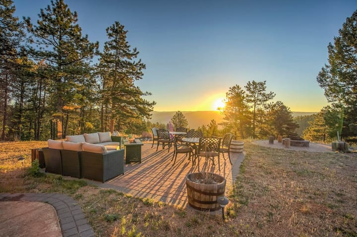 Rustic Lux! Private Cabin, Hot Tub, Game Room A+ - Woodland Park, CO