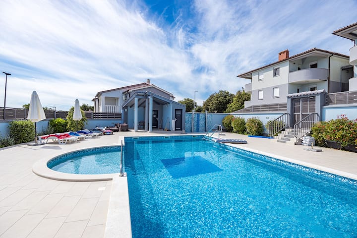Mery's Sunny Pool Apartment - Happy Rentals - Peroj