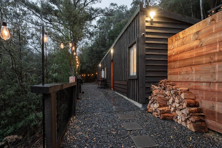 Fernvale Cottage—an Enchanting Mountainside Oasis - Hobart