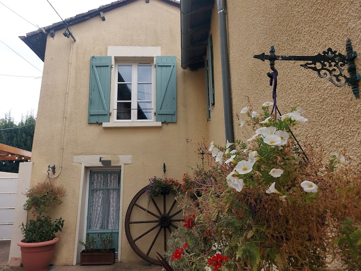 2 Bed House With Mountain View, Garden And Bbq - Confolens