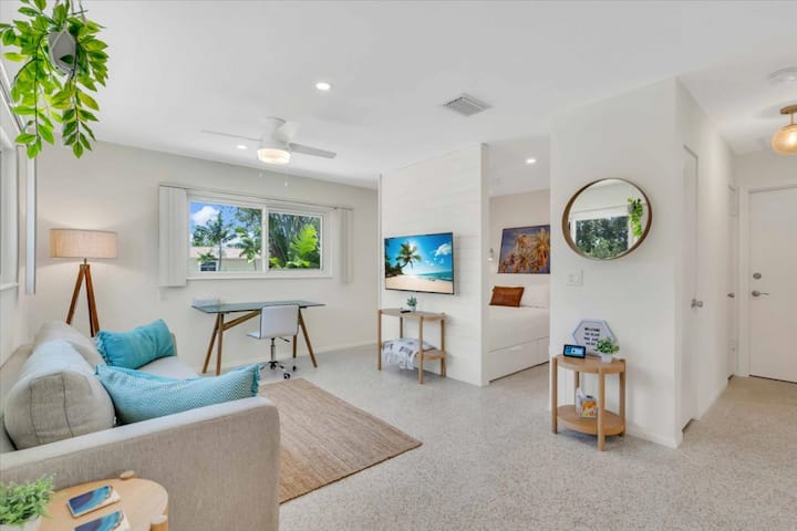 Coastal Studio Getaway|5 Min To Beach|pool+peloton - Venice Beach, FL