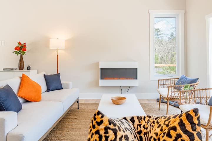 Tree Canopy Home  W/ Creek Views & Family Suite - Port Jervis, NY