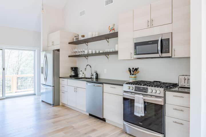 Modern Home W/ Creek Views & Family Suite - Port Jervis, NY