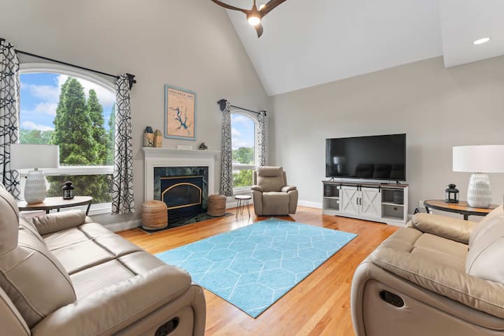 Leeloo’s On The Lake – Sleeps 12 - High Rock Lake, NC