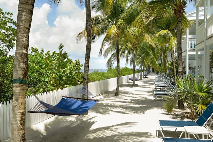 Welcoming Suite W/ Private Terrace! Onsite Pools! - Key West, FL