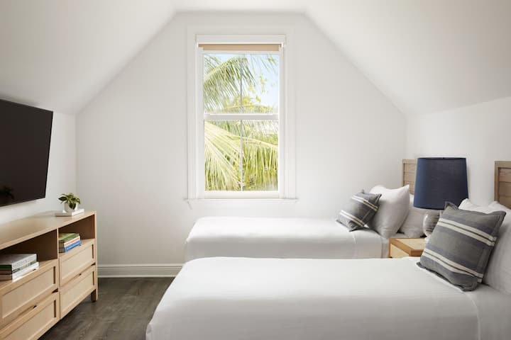 Beautiful Partial Water View Unit! Pools, Parking! - Key West, FL