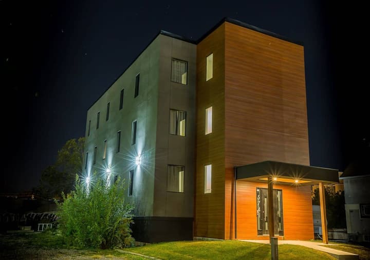 Clifton Hill Hideaway 2a - Two Bedroom Condo - Niagara Falls