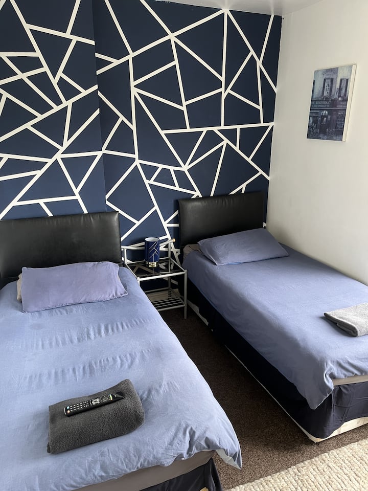 Twin Room And Is Located On The Top Floor - 비벌리