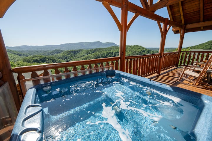 *Romantic 2bd Cabin W/ Hot Tub! Foosball + Views!* - Pigeon Forge, TN