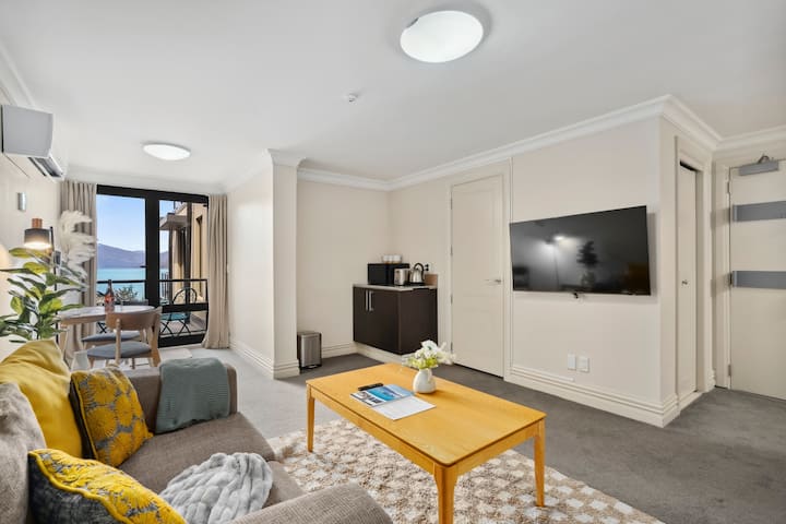 Modern Spacious Town Center Unit With Lake View - Queenstown