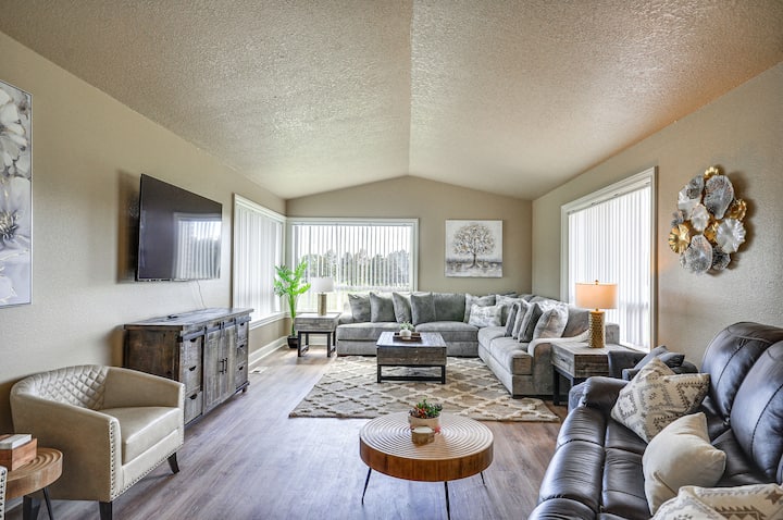 Portland Area Group Getaway: Hot Tub & Views! - Forest Grove, OR