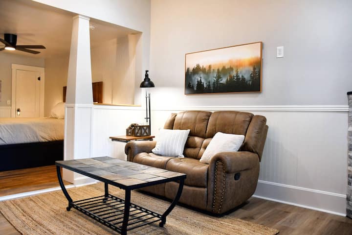 Historic Charm Meets Modern Comfort. - Estes Park