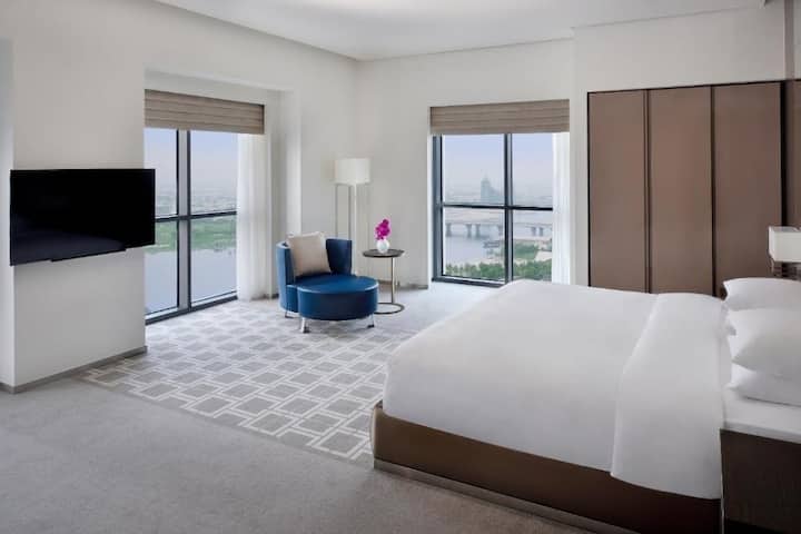 Three Bedroom Apartment Near Health Metro Station - Dubai