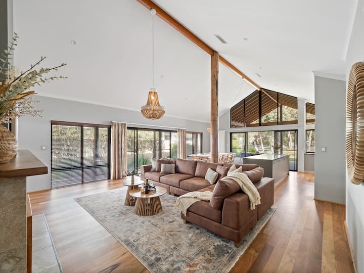 Bickley’s Place—a Luxury Retreat On The Golf Green - Dunsborough
