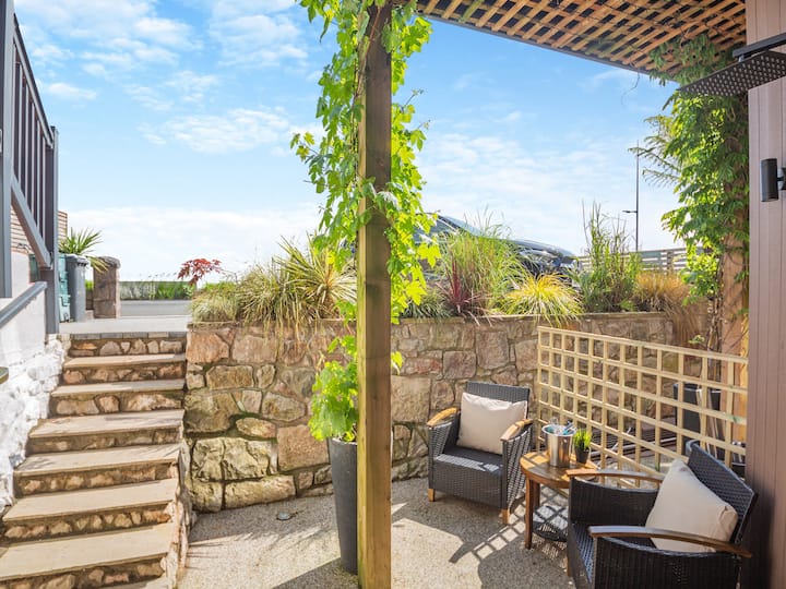 Beachfront Apartment - Colwyn Bay