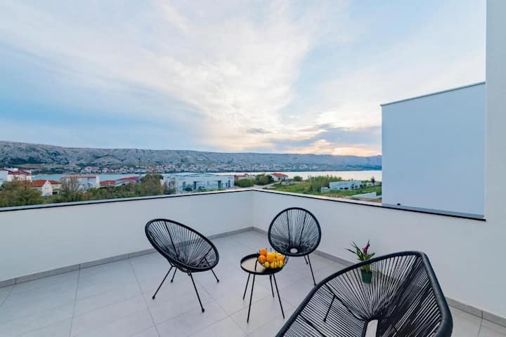 K-23343 Maison De Quatre Chambres Avec La Terrasse - Pag