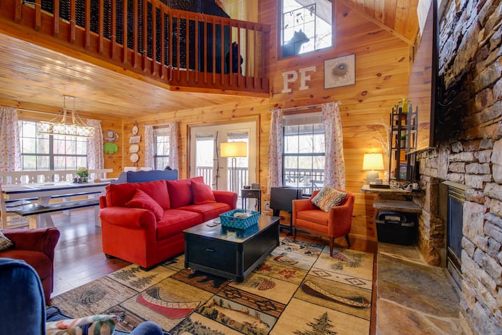 Easy-access Pigeon Forge Cabin W/ Hot Tub! - Pigeon Forge, TN