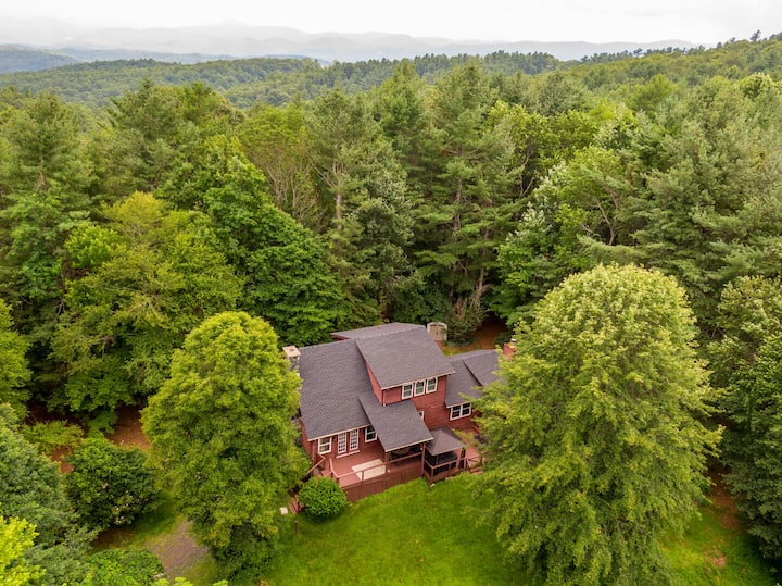 Serenity Now: Peaceful Pet Friendly Hot Tub Views! - Fleetwood, NC