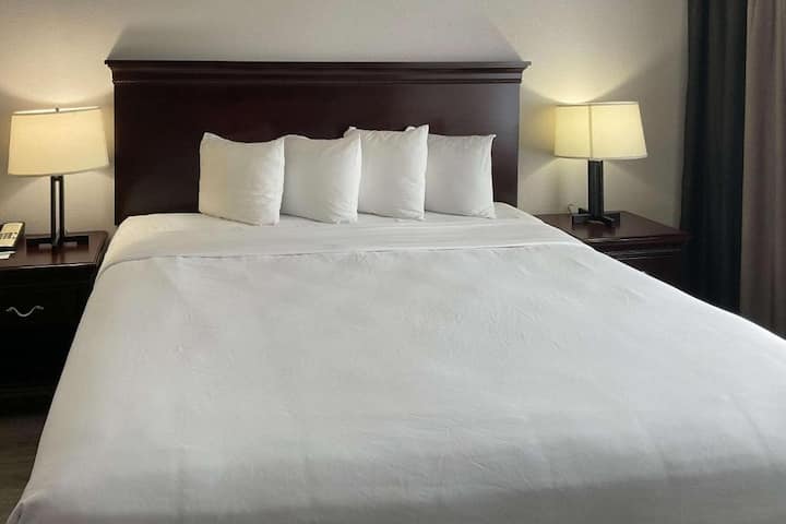 King Room Near Burger King Mia - Tallahassee, FL