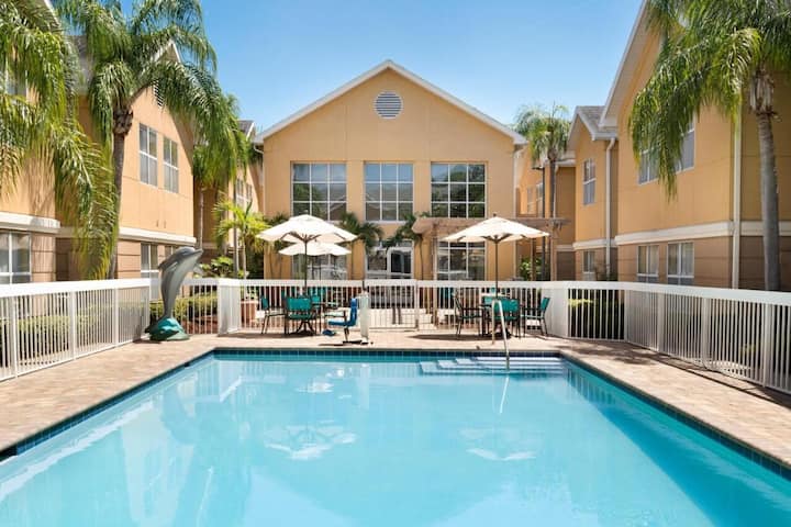 Look No More! 2 Relaxing Units, Free Breakfast! - St. Petersburg, FL