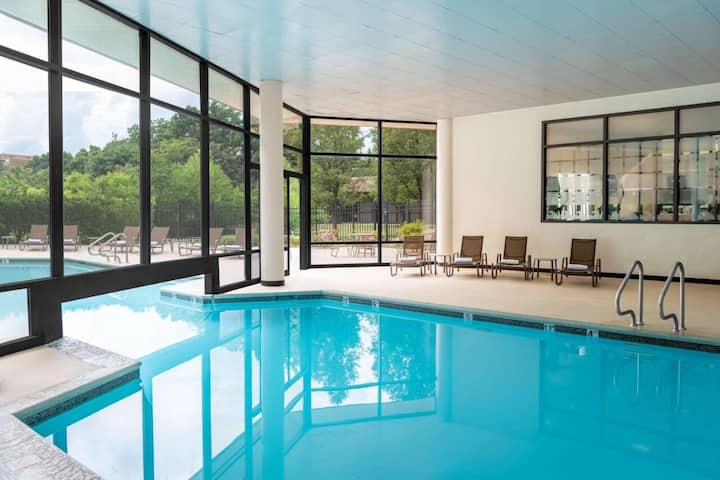 Your Relaxing Getaway Awaits! 2 Pools, Parking! - Alexandria, VA