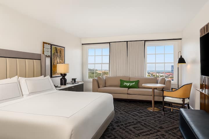 Luxury Accommodation W/ City View! Coffee Shop! - Sullivan's Island, SC